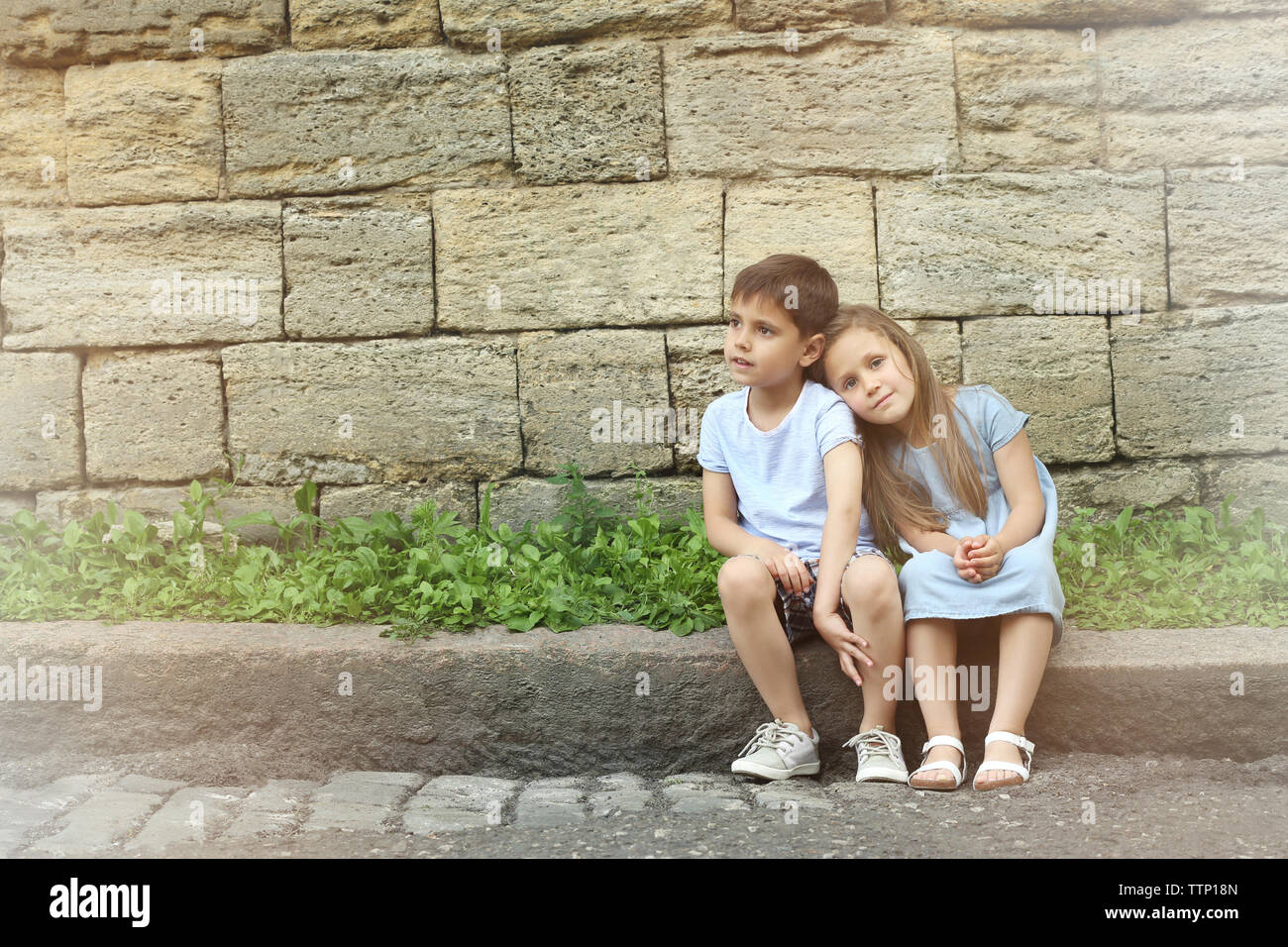 Kids on street hi-res stock photography and images - Alamy