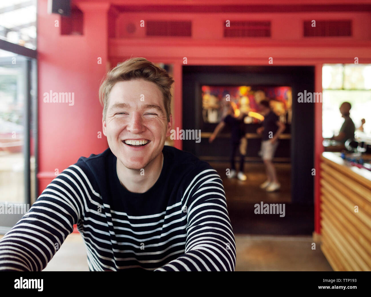 Man sitting restaurant hi-res stock photography and images - Alamy