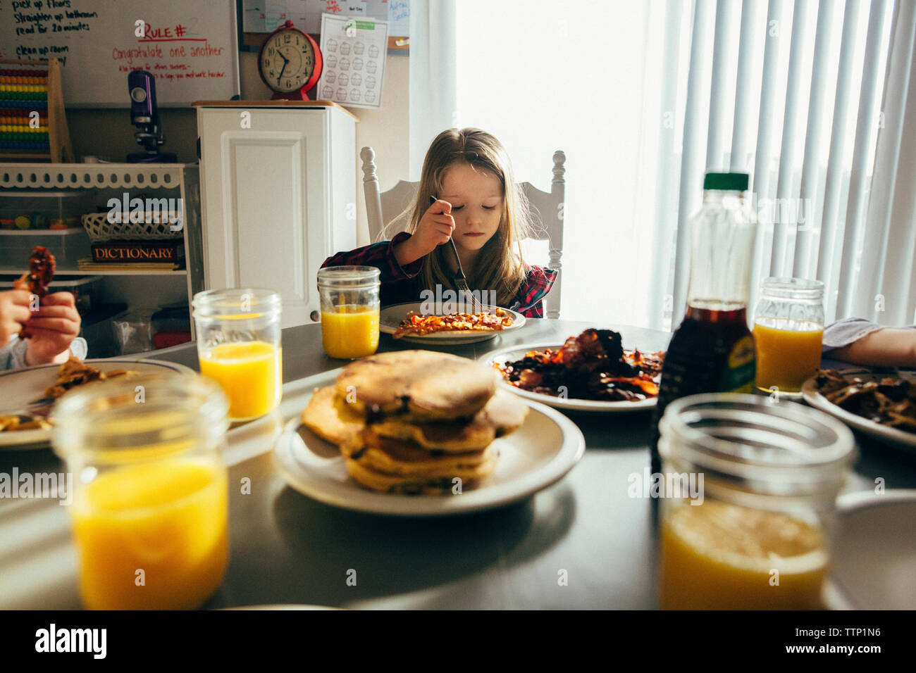 Girl breakfast home hi-res stock photography and images - Alamy