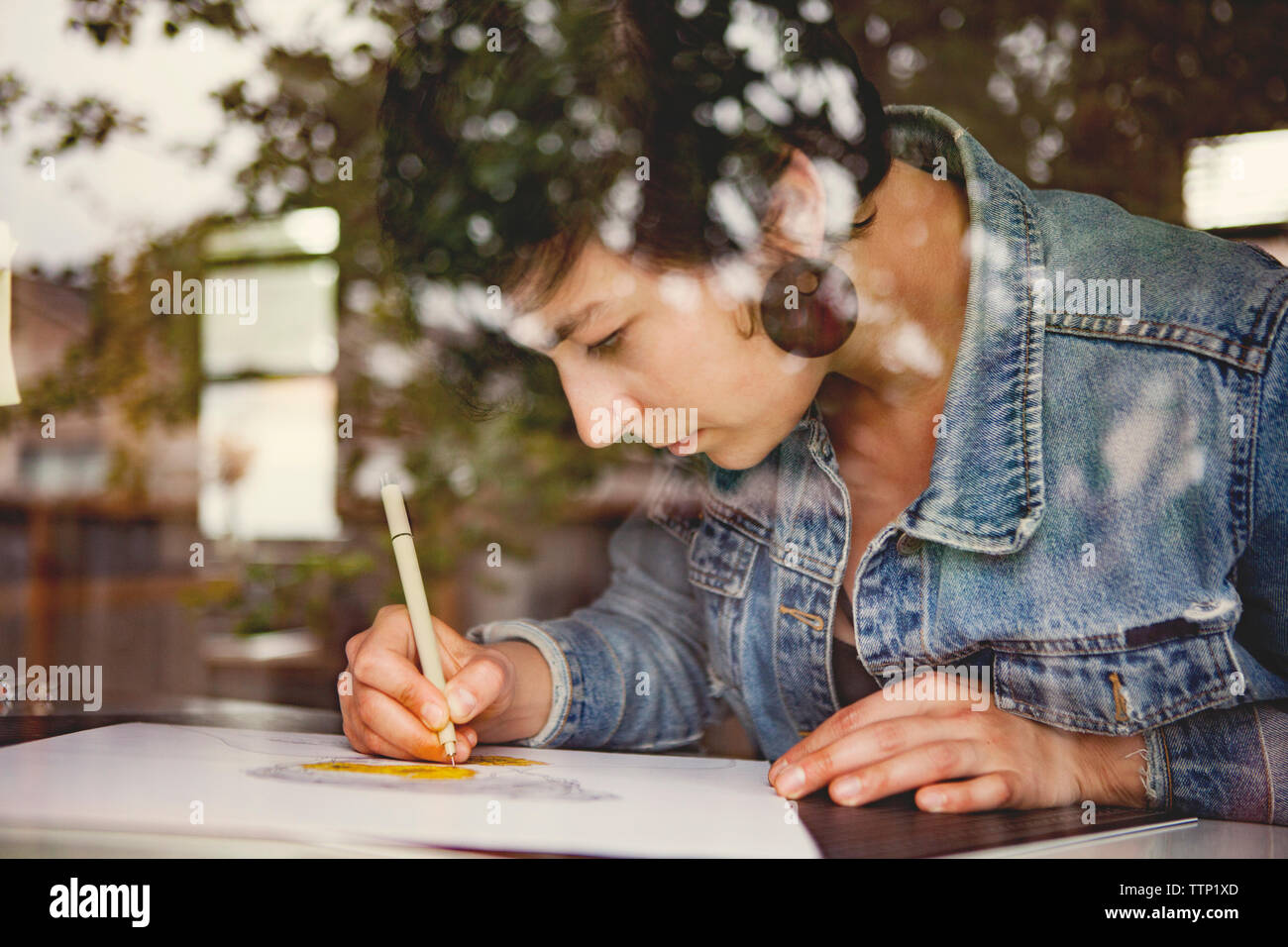 Female artist drawing hi-res stock photography and images - Alamy