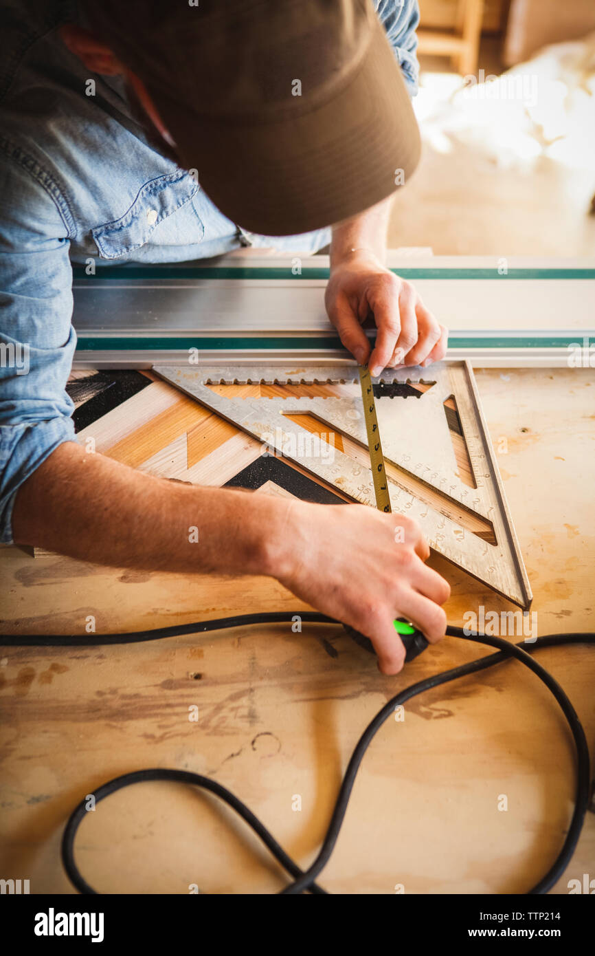 Man using tape measure hi-res stock photography and images - Alamy