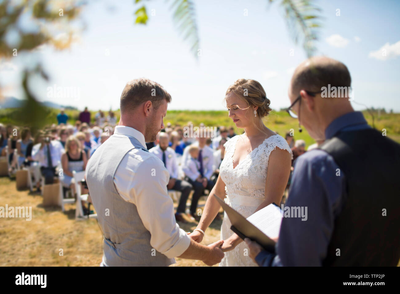 Old married couple holding hands hi-res stock photography and images ...
