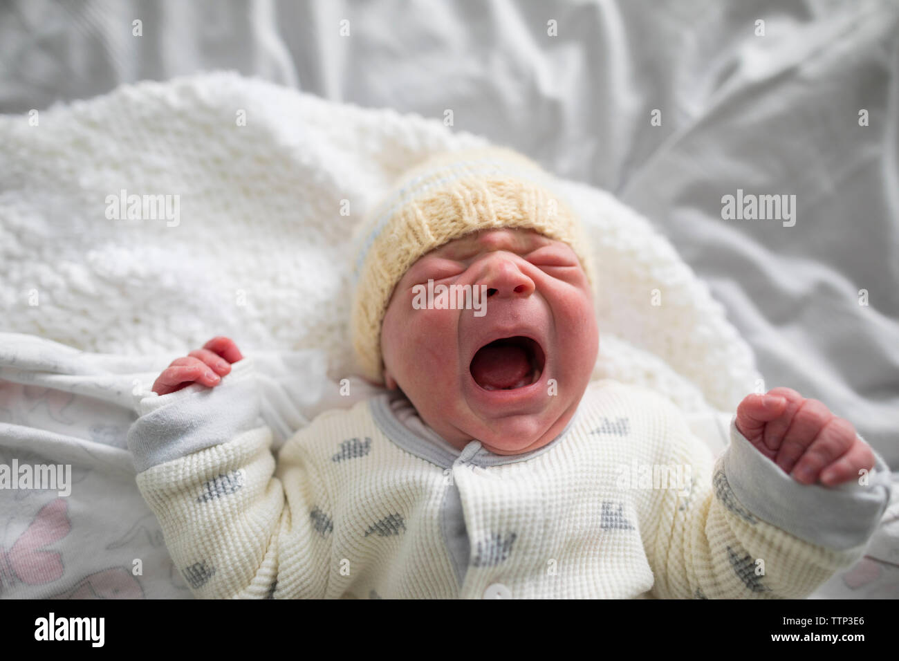 Newborn Baby Girl Crying Black Newborn Girl Crying In Mothers Hands