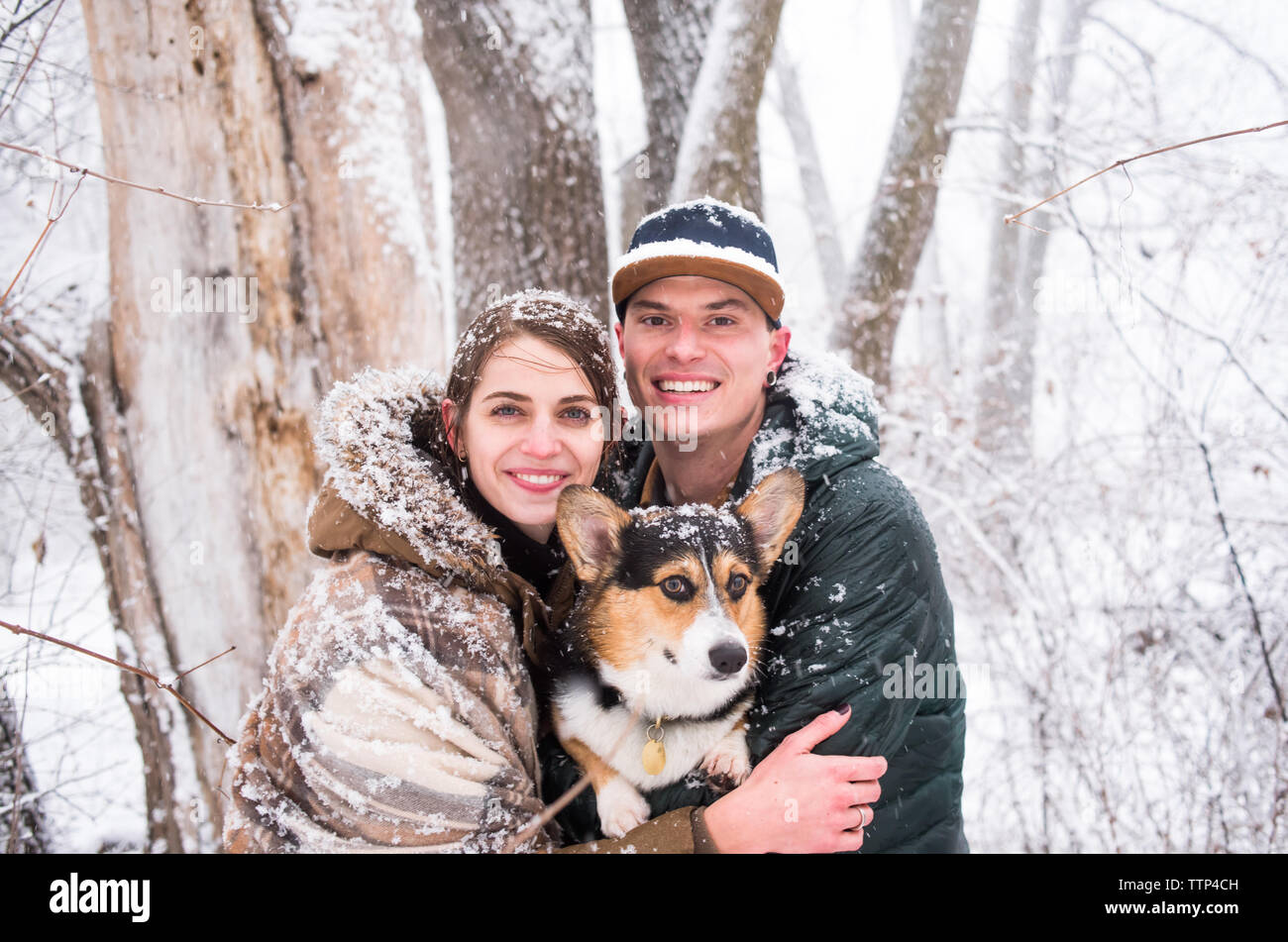 Couple huddled snow hi-res stock photography and images - Alamy
