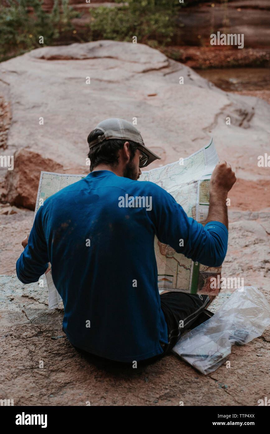 Man reading map hi-res stock photography and images - Alamy