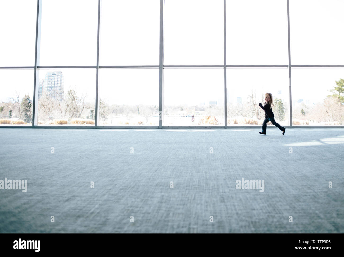 Cute girl in empty room hi-res stock photography and images - Alamy