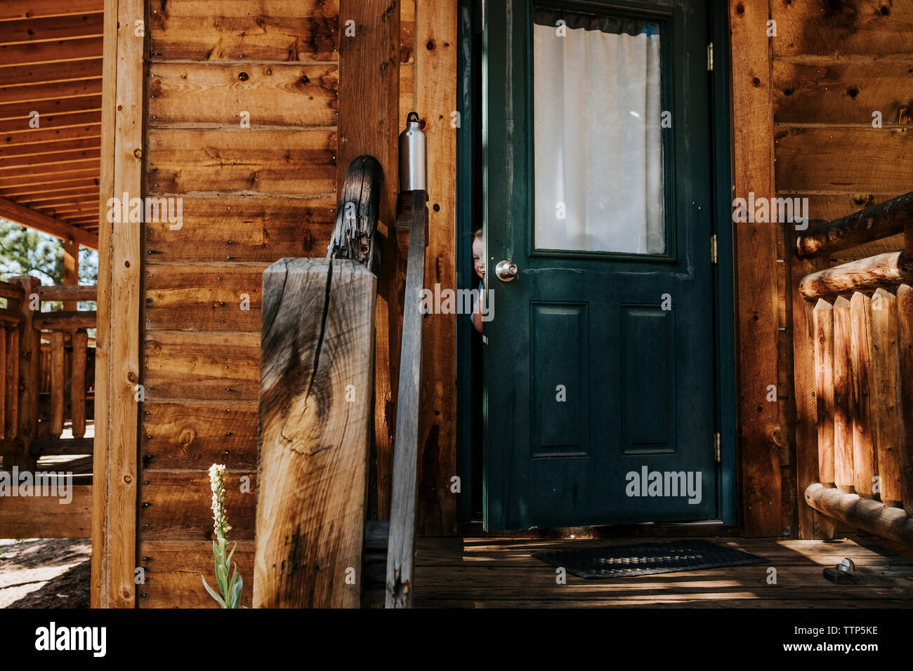 Peeking through door hi-res stock photography and images - Alamy