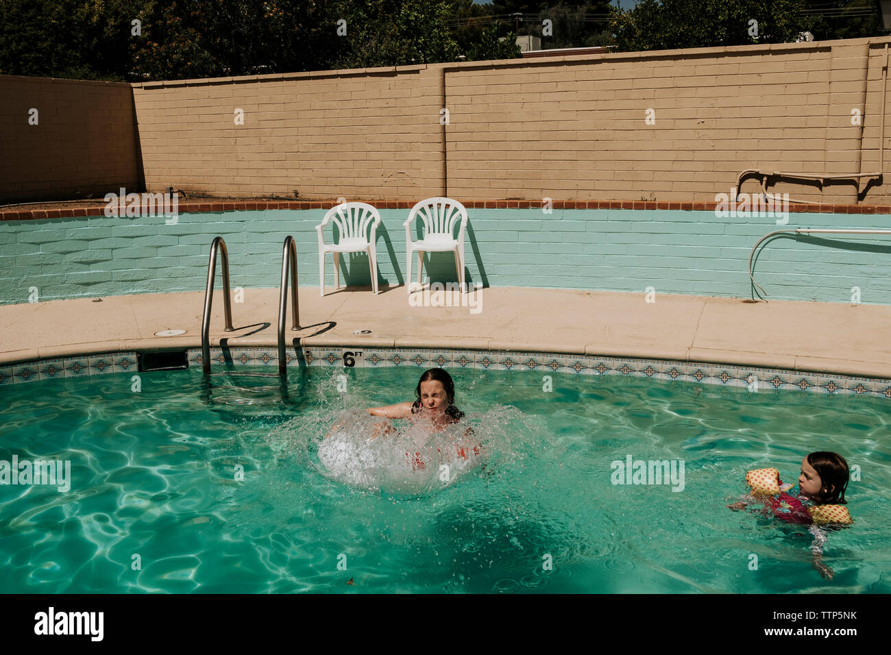 Sisters in swimming pool hi-res stock photography and images - Alamy