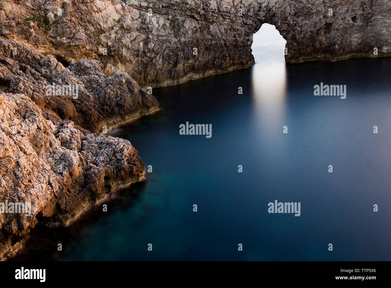 Arch over sea hi-res stock photography and images - Alamy