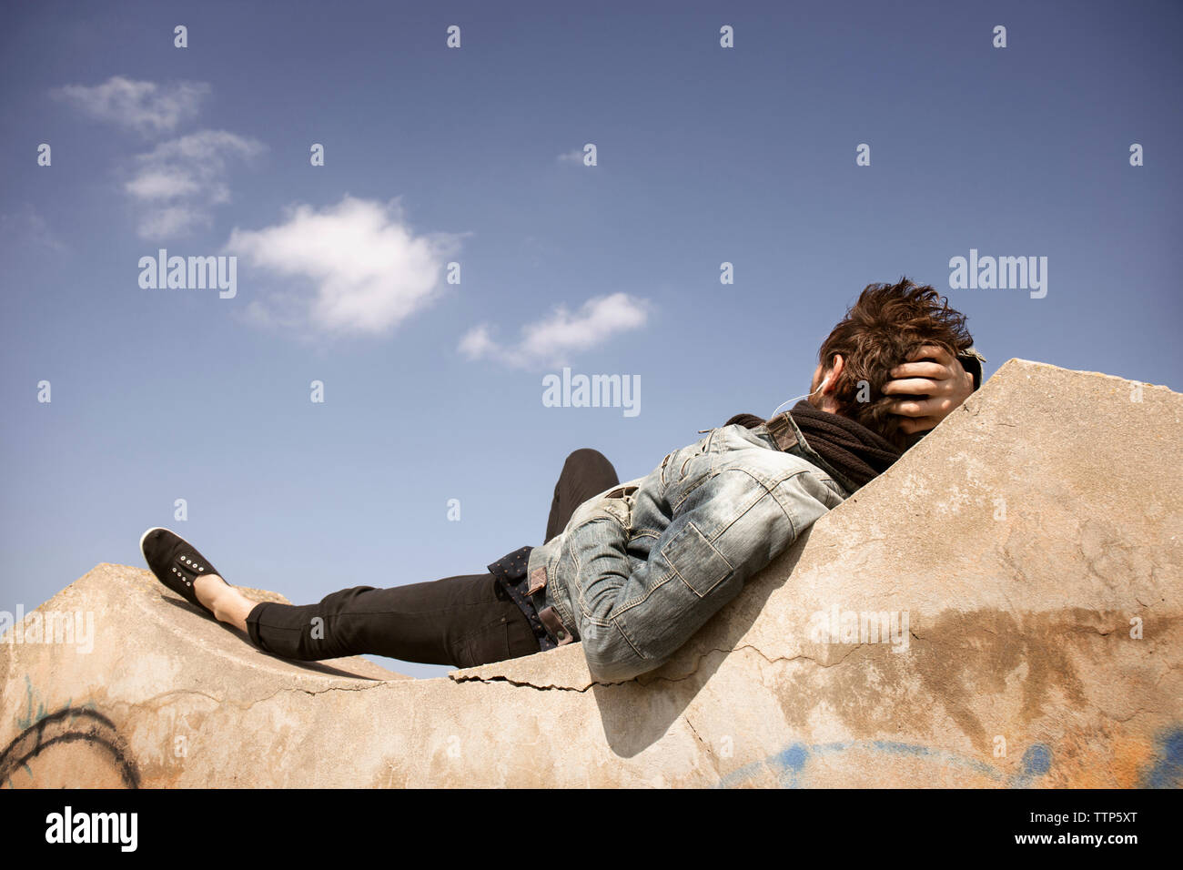Person resting against wall hi-res stock photography and images - Alamy