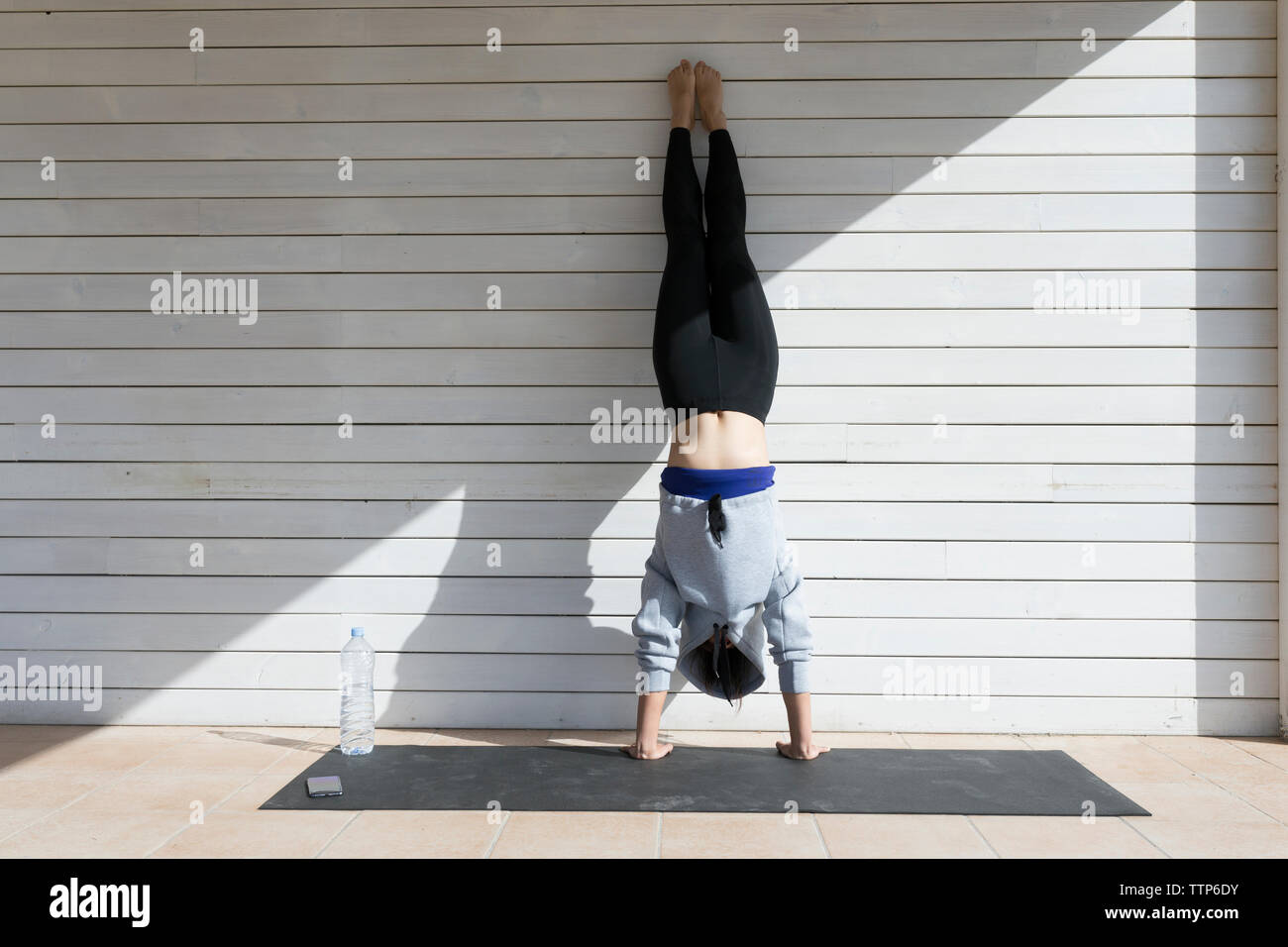 Yoga asian woman doing hi-res stock photography and images - Alamy