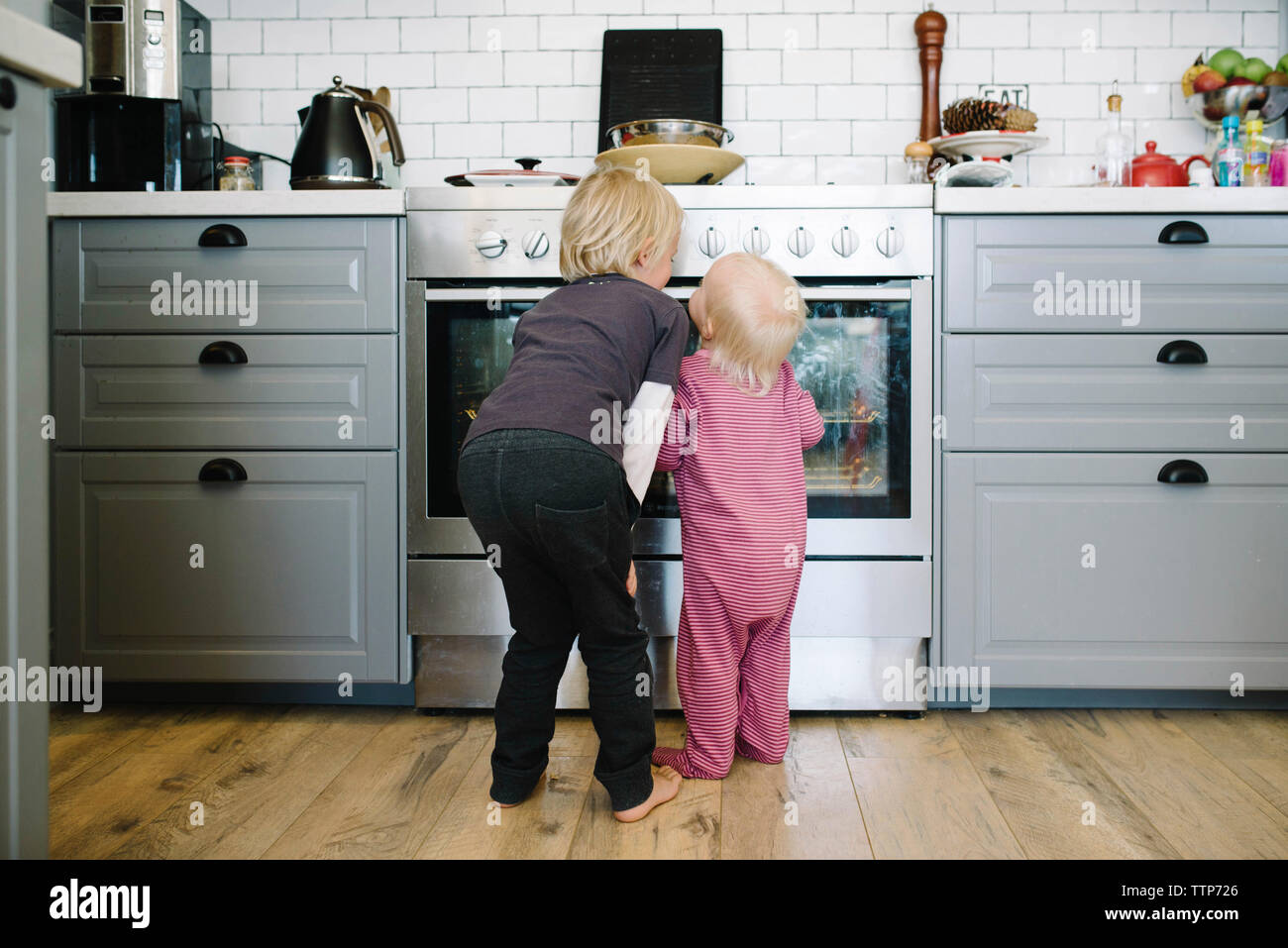 Looking into kitchen drawers hi-res stock photography and images - Alamy