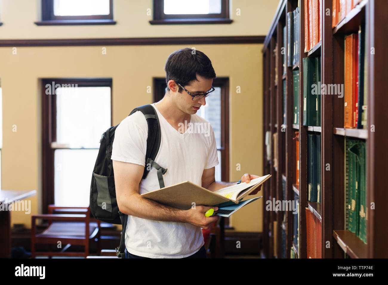 Library shelf arrangement hi-res stock photography and images - Alamy