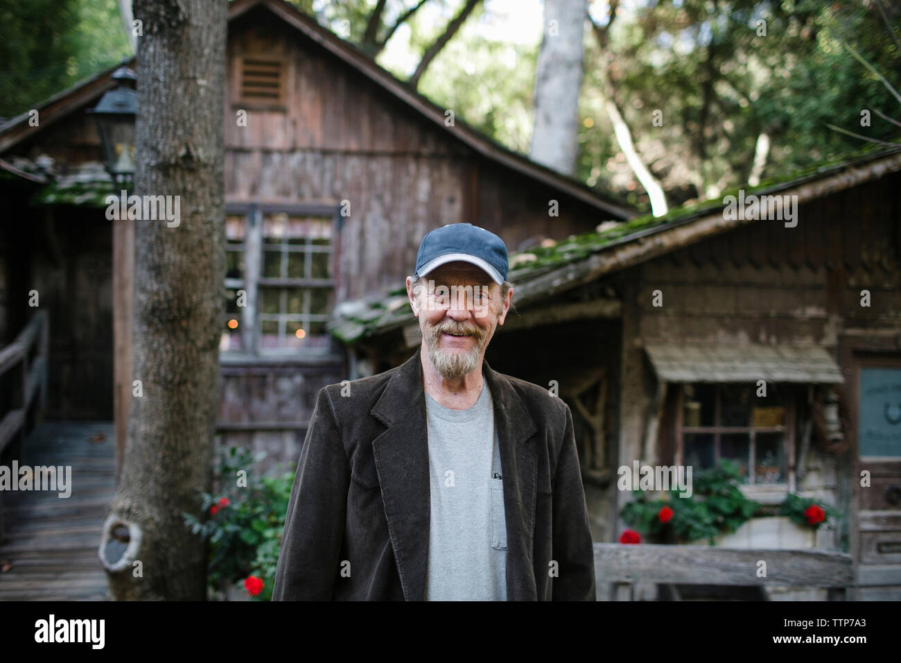 Standing houses hi-res stock photography and images - Alamy