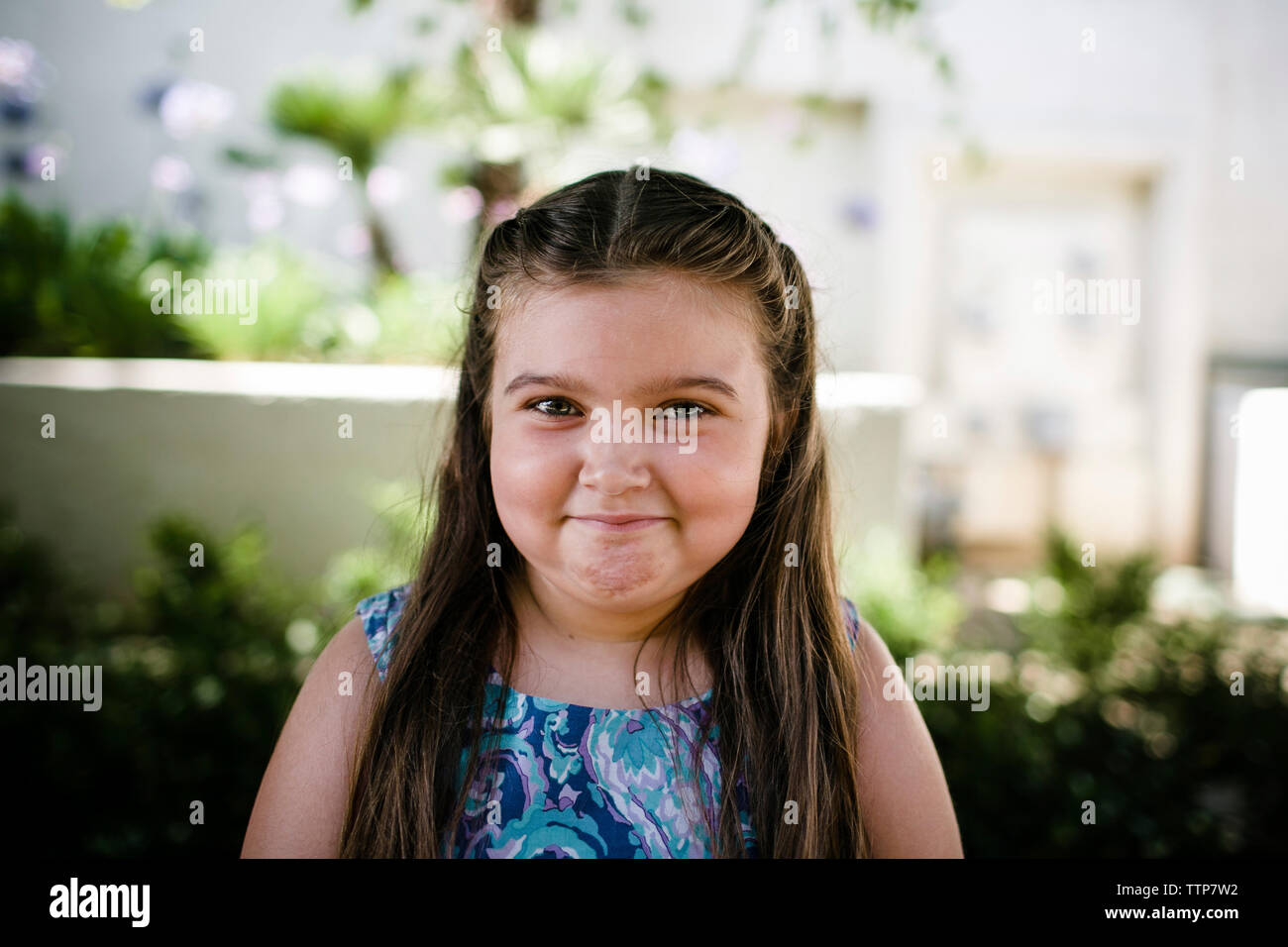 Cute girl smiling hi-res stock photography and images - Alamy