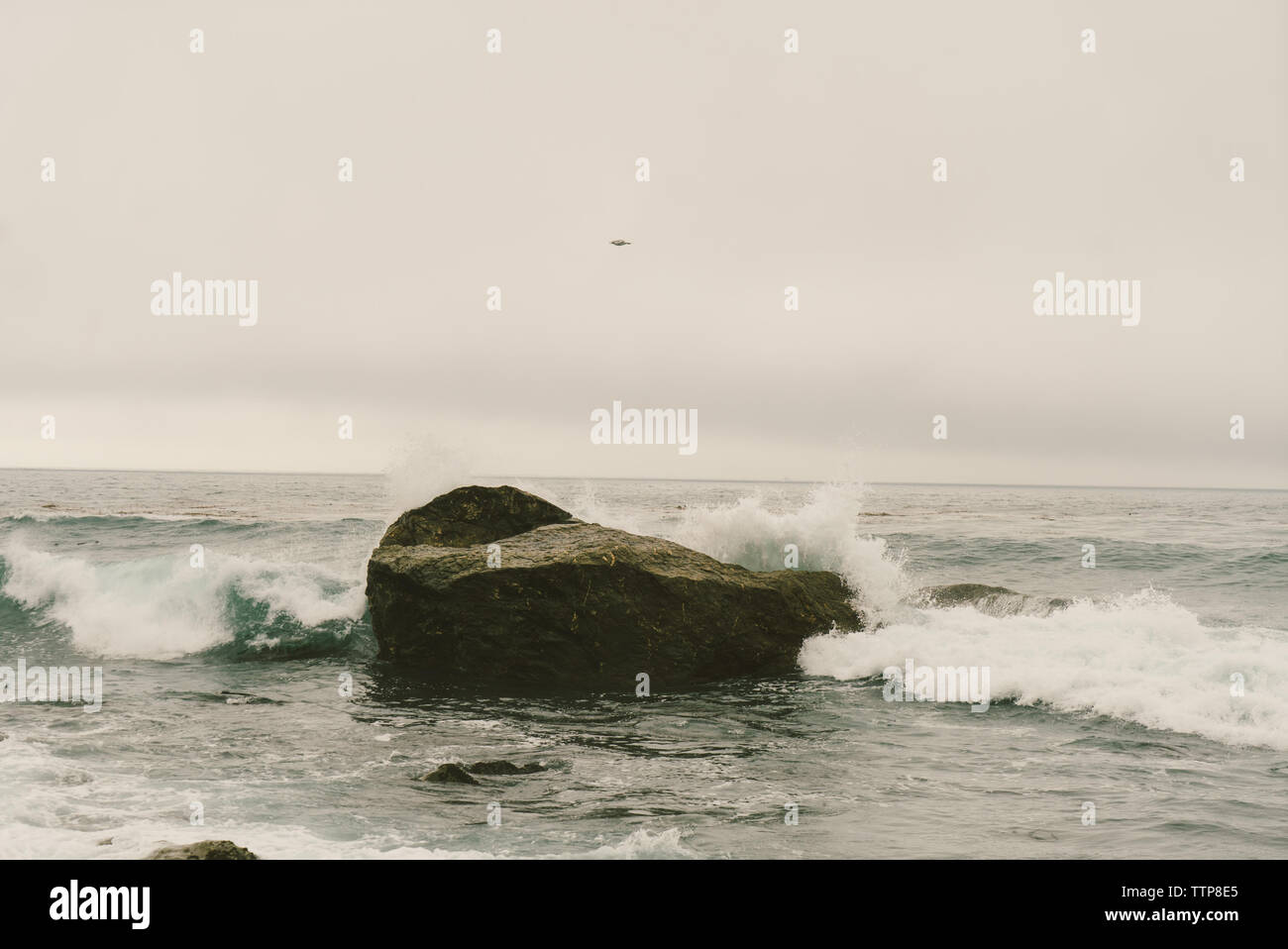 Waves against the rock hi-res stock photography and images - Alamy