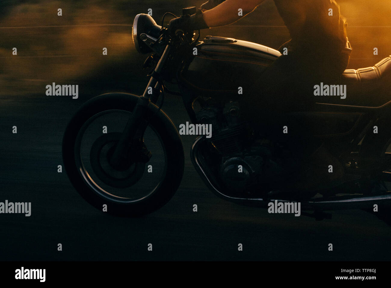 Man riding motorcycle side view hi-res stock photography and images - Alamy