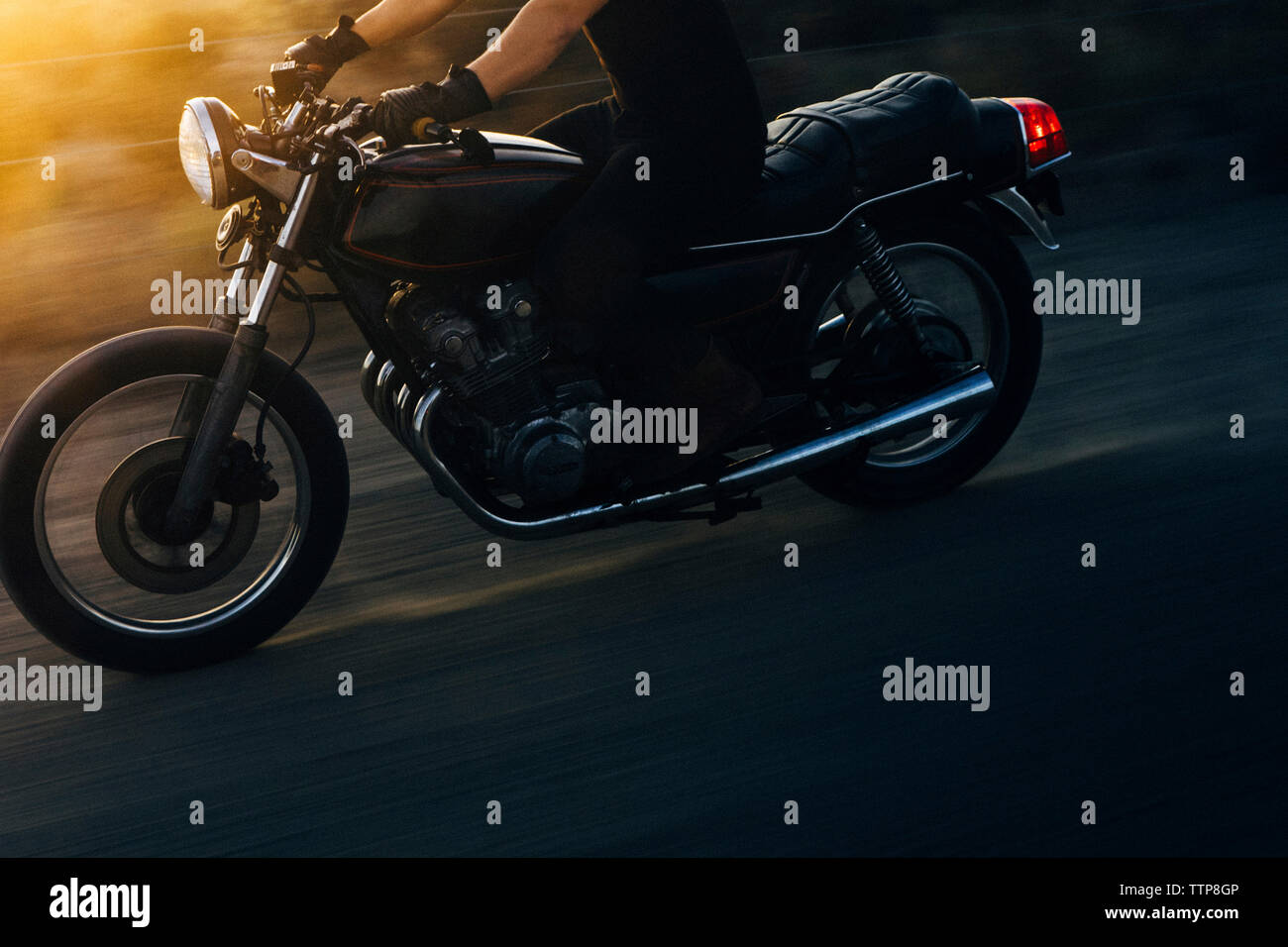 Man riding motorcycle side view hi-res stock photography and images - Alamy