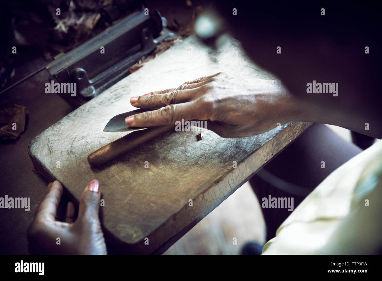Cigar making manufacturing hi-res stock photography and images - Alamy