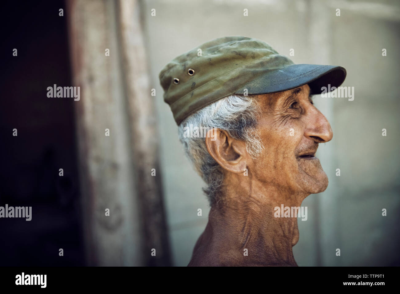 Side view of man wearing cap looking away Stock Photo - Alamy