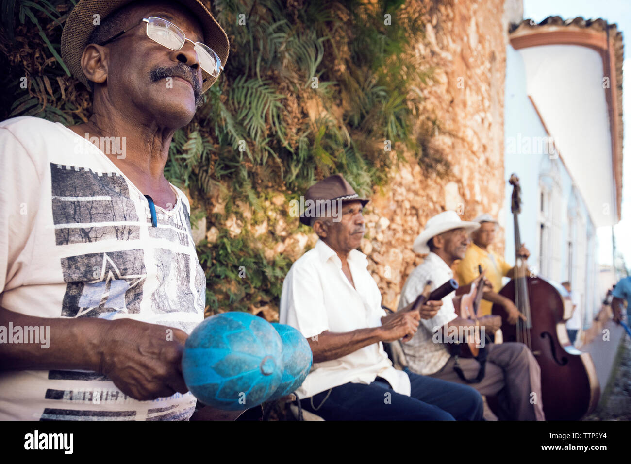 Street musicians playing musical instruments Stock Photo - Alamy