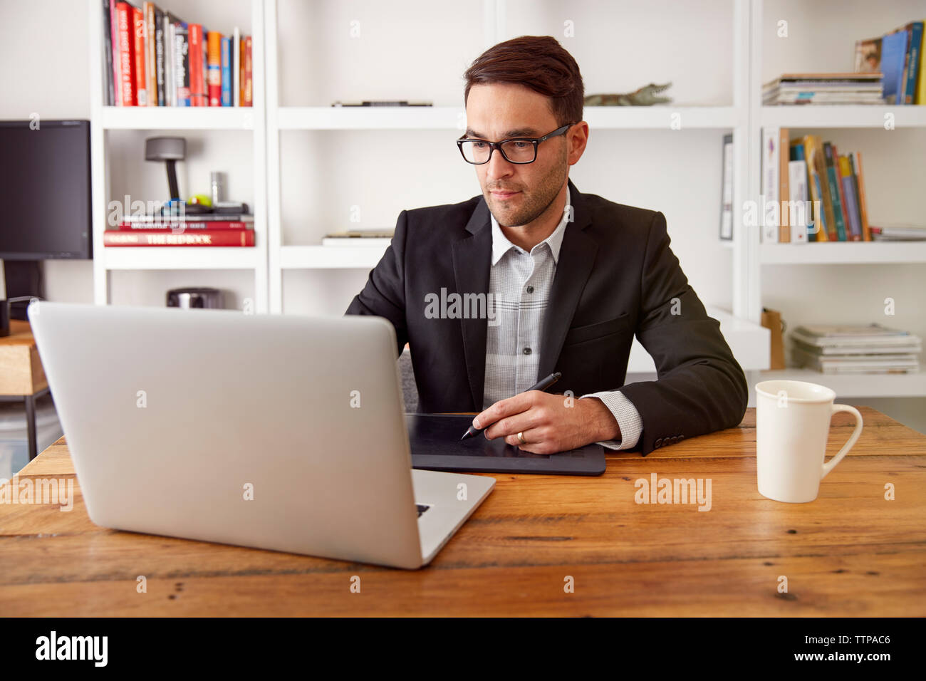 Man using computer graphics tablet hi-res stock photography and images ...