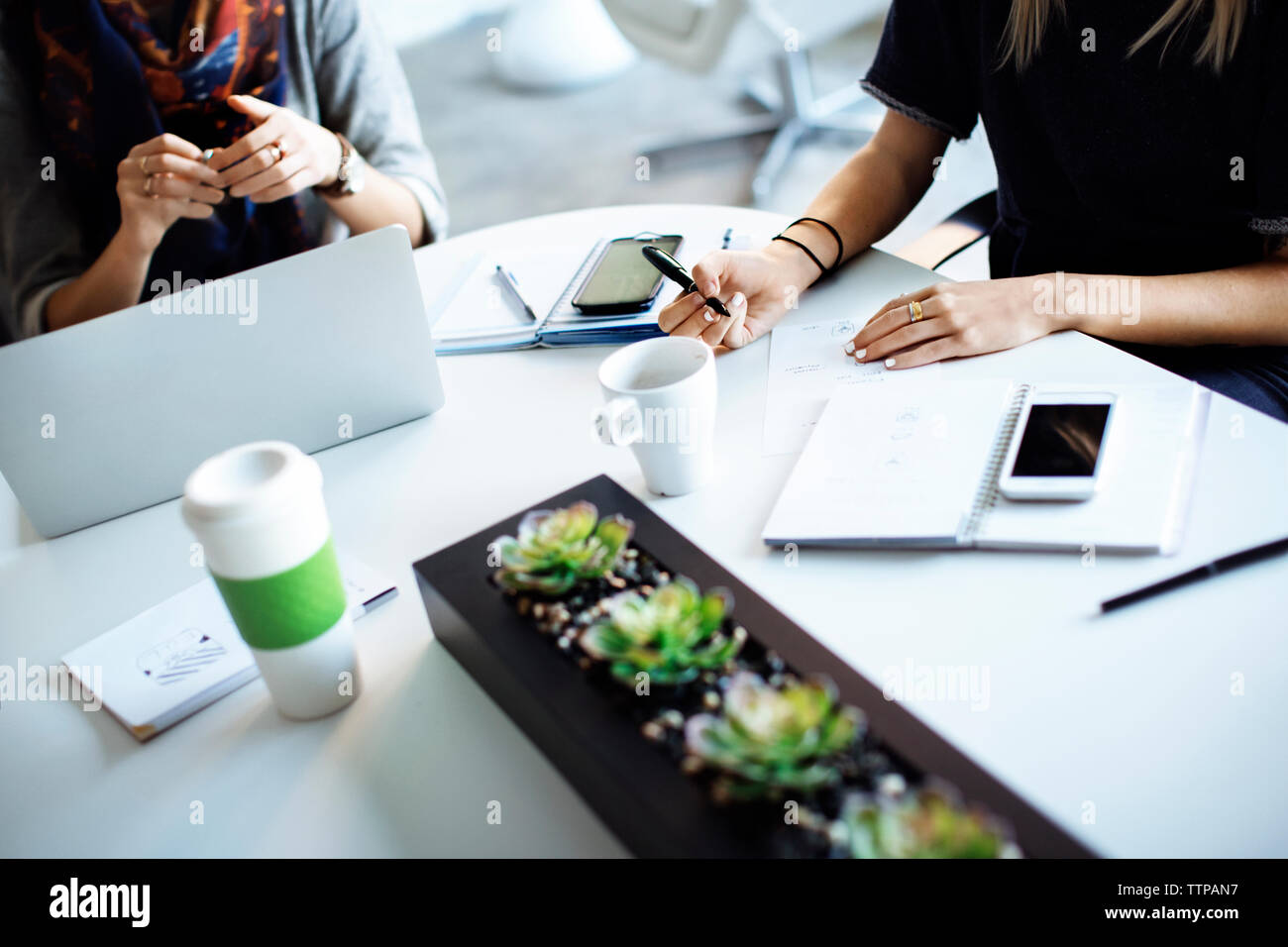 Collaboration teamwork table hi-res stock photography and images - Alamy