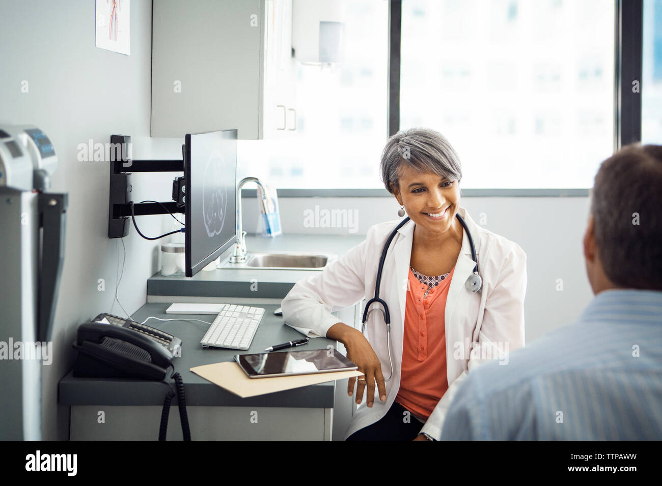 Doctor talking to patient female hi-res stock photography and images ...