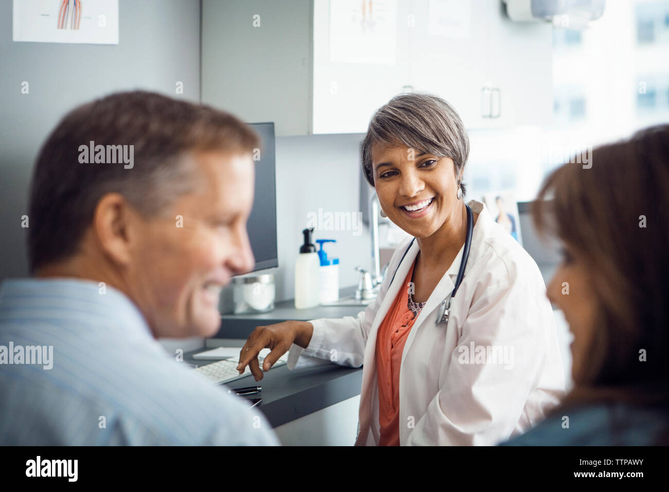 Doctor couple hi-res stock photography and images - Alamy