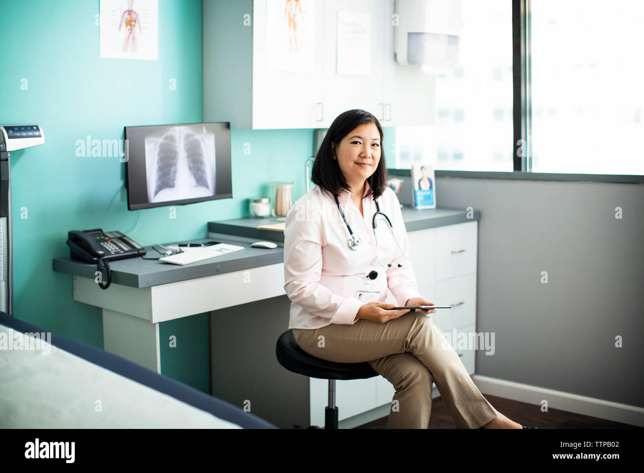 Black female doctor office sitting hi-res stock photography and images ...