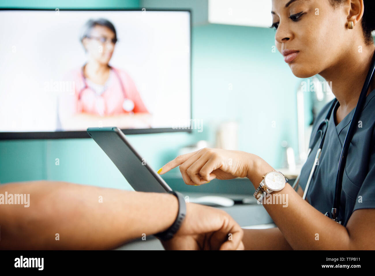 Patient doctors recovery room hi-res stock photography and images - Alamy
