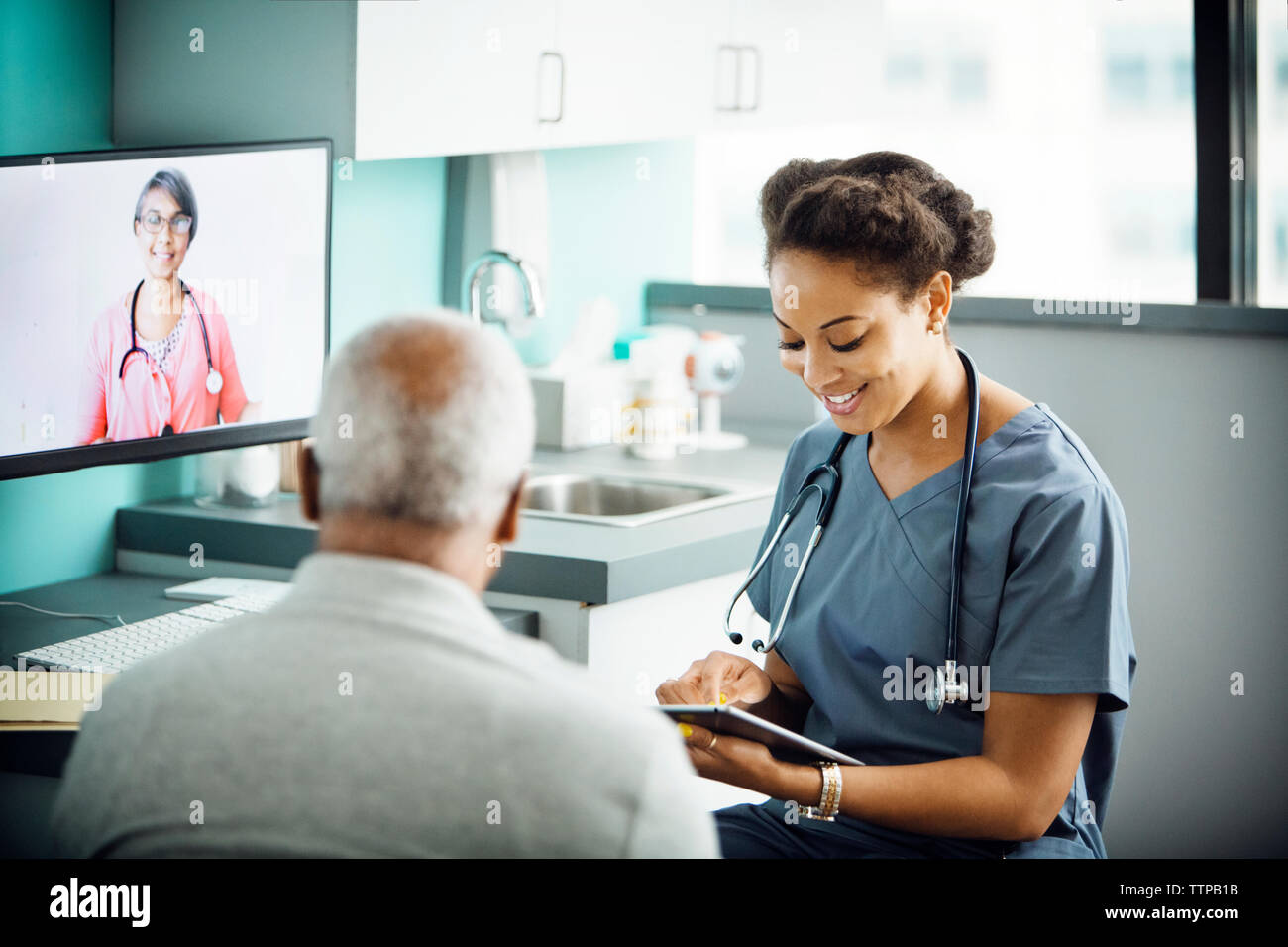 Doctor happy computer hi-res stock photography and images - Alamy