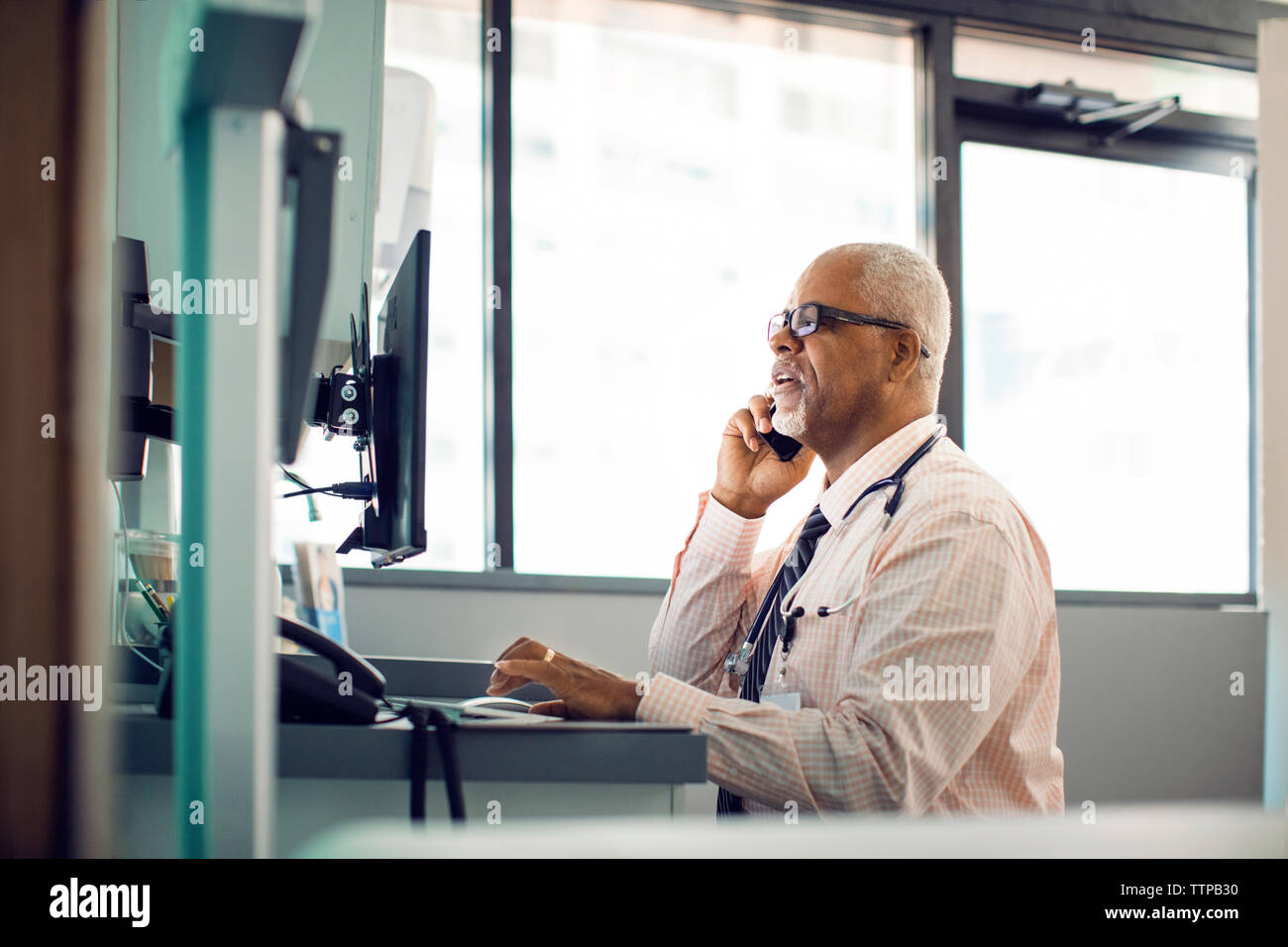 Doctor computer and phone hi-res stock photography and images - Alamy