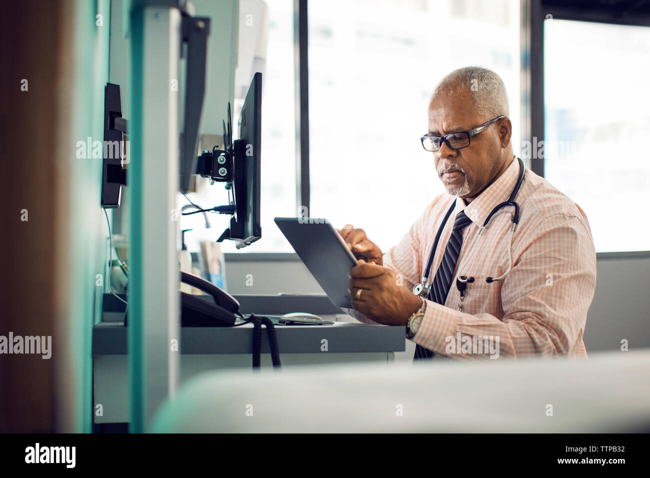 Computer in hospital hi-res stock photography and images - Alamy