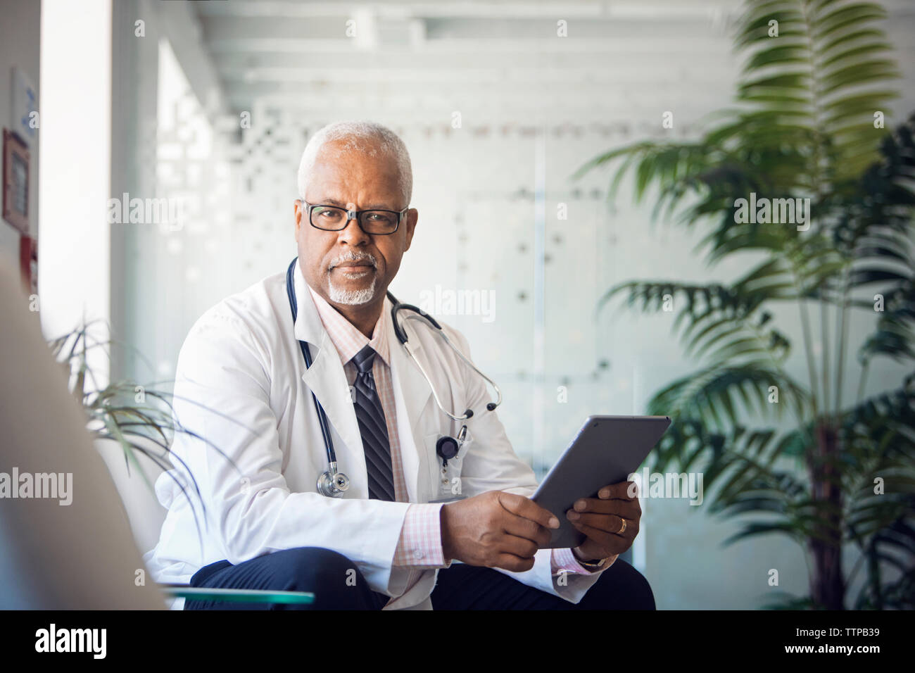 Portrait of doctor with tablet computer in hospital Stock Photo - Alamy