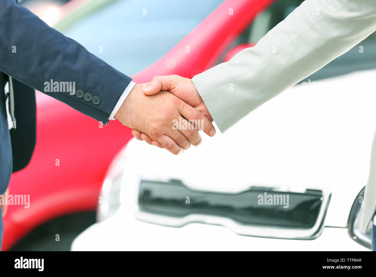 Car deal shake hands hi-res stock photography and images - Alamy
