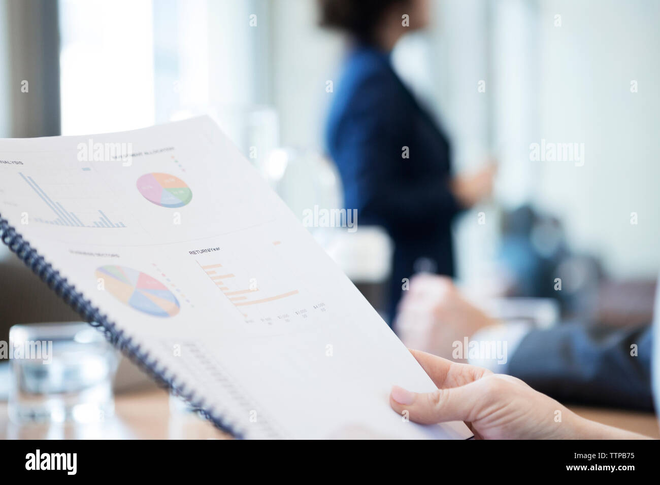Hand holding book hi-res stock photography and images - Alamy