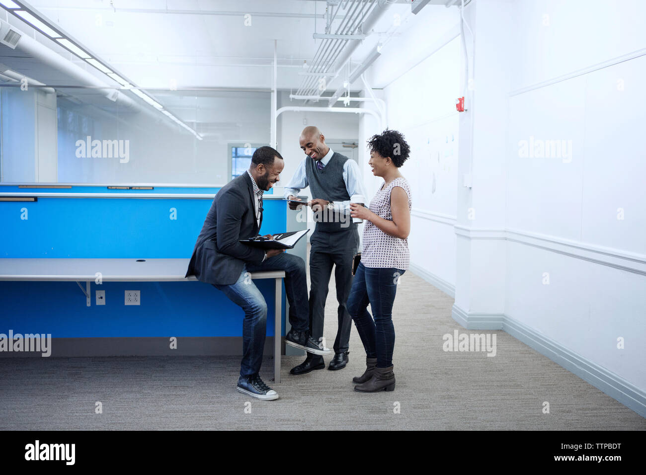 Office discussion cheerful hi-res stock photography and images - Alamy