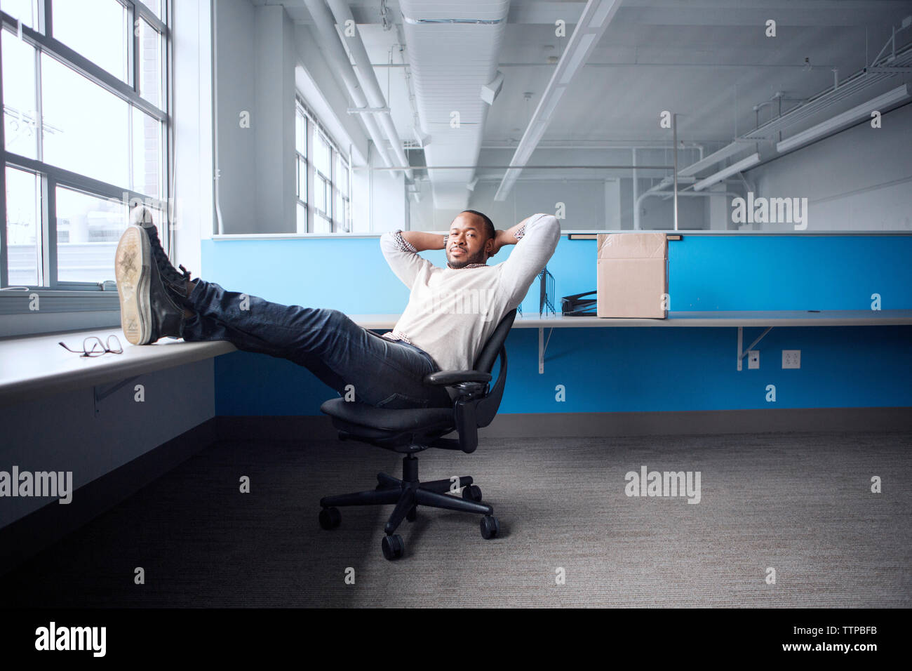 Old man sitting empty chair hi-res stock photography and images - Alamy