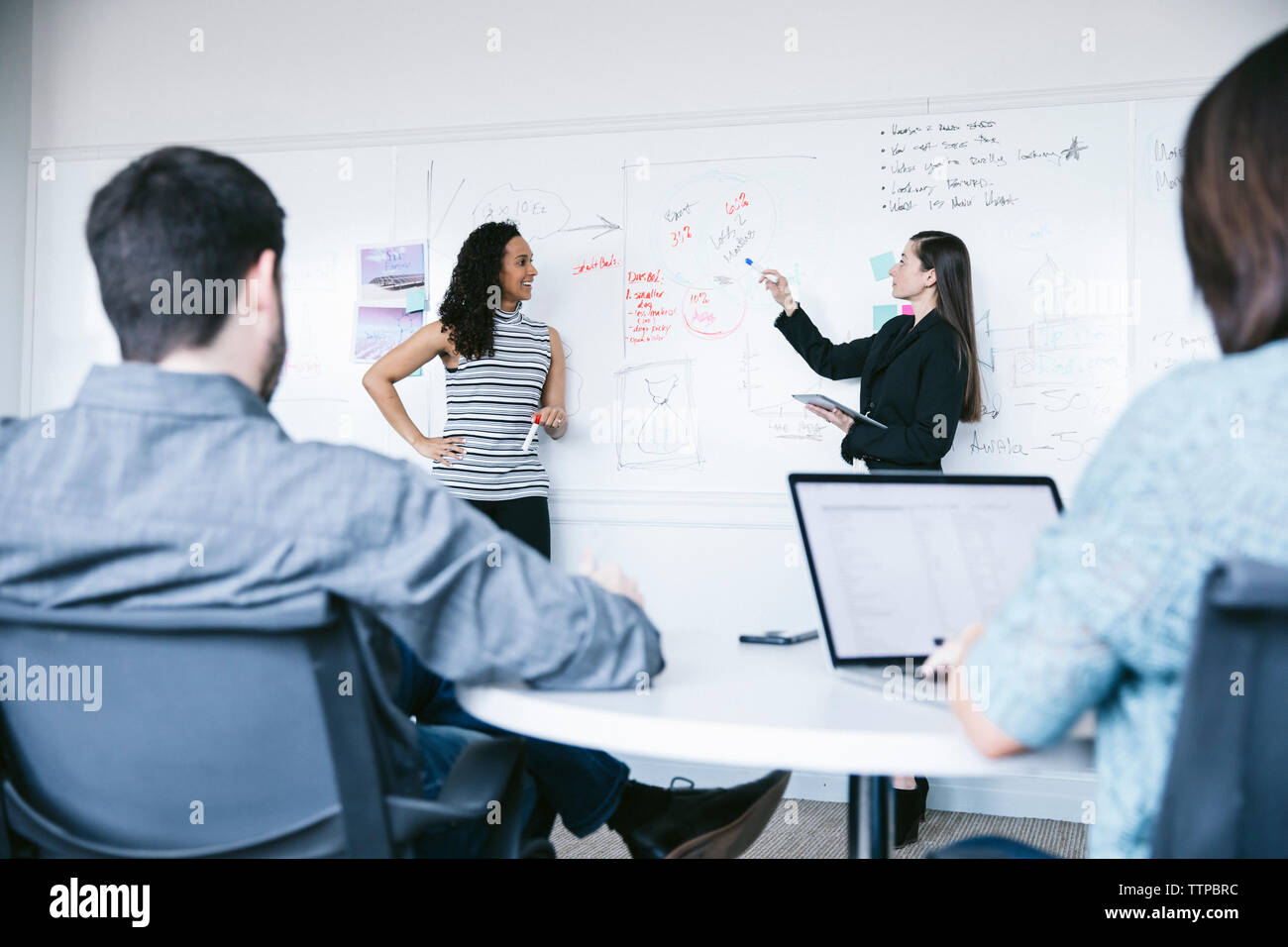Explaining to colleagues hi-res stock photography and images - Alamy