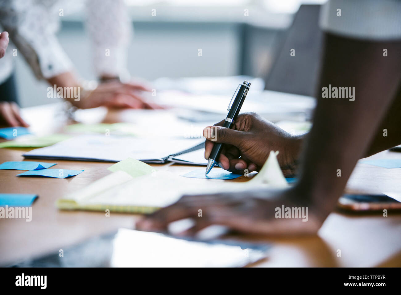 Two man hands holding note hi-res stock photography and images - Alamy