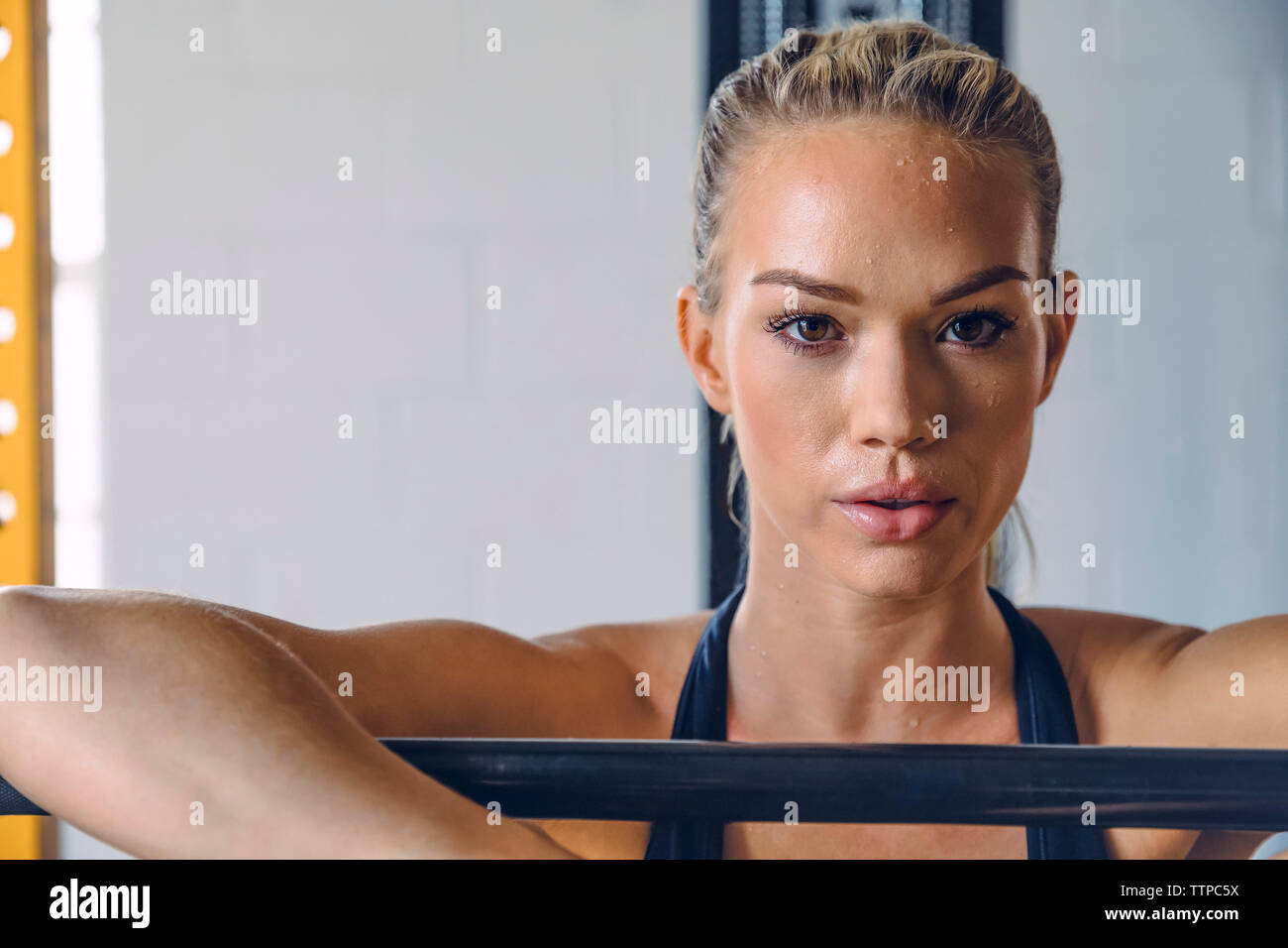 Woman sweating hi-res stock photography and images - Alamy