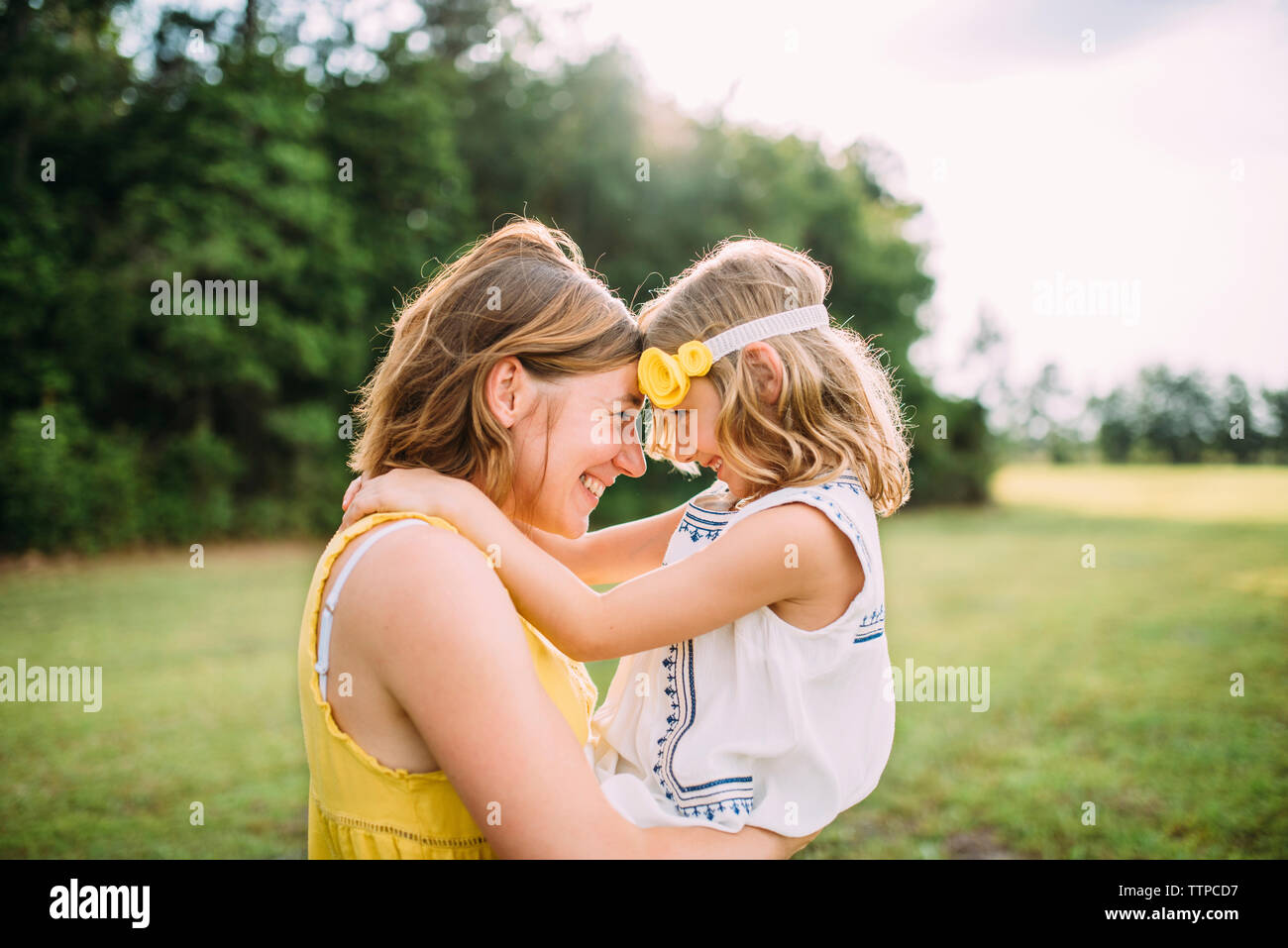 Family looking up hi-res stock photography and images - Alamy