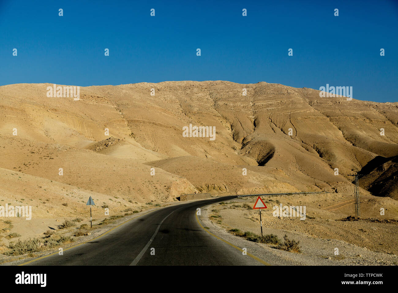 Clear sky scenic road hi-res stock photography and images - Alamy