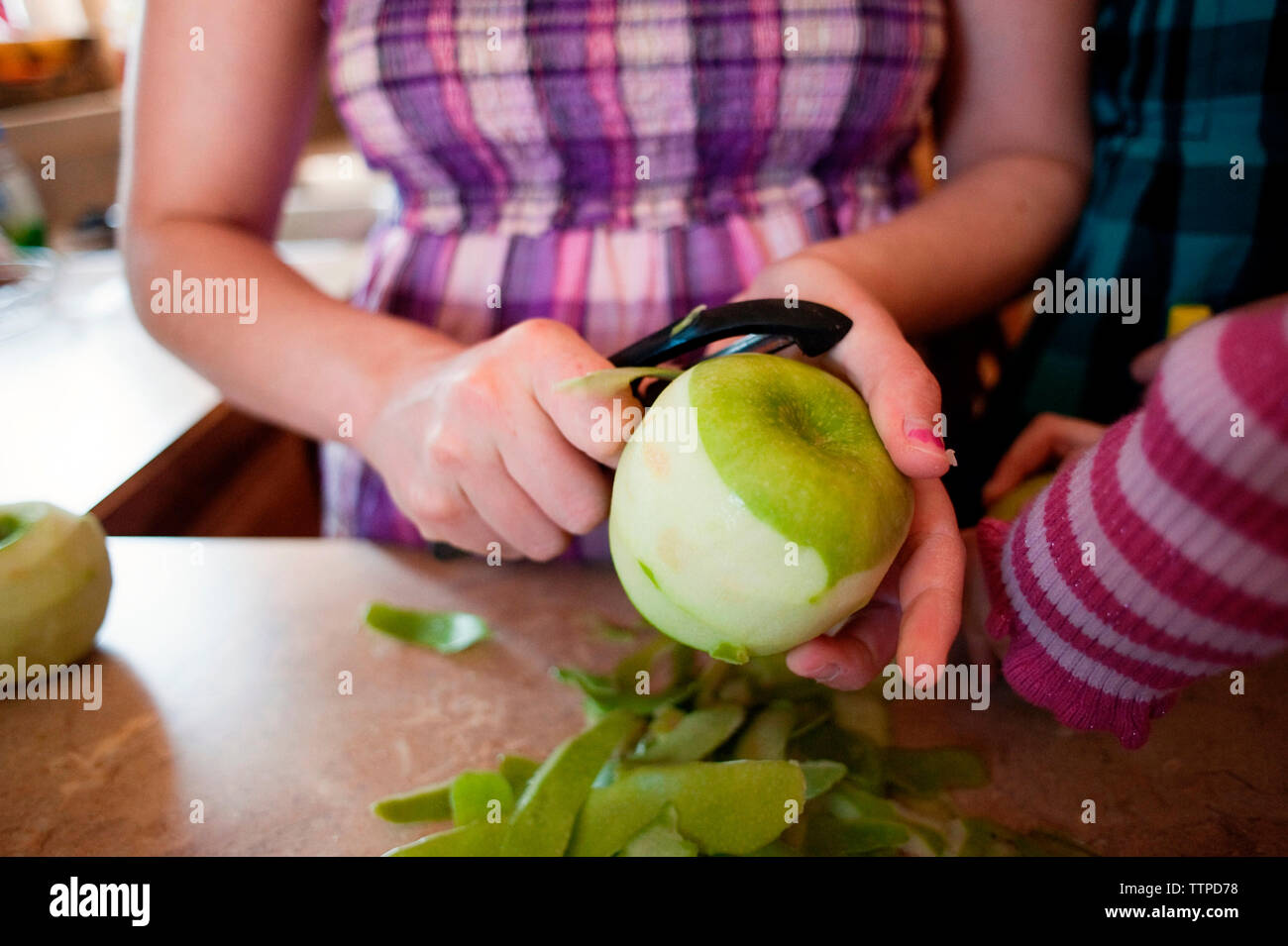 Apple Peeling Stock Photos & Apple Peeling Stock Images - Alamy