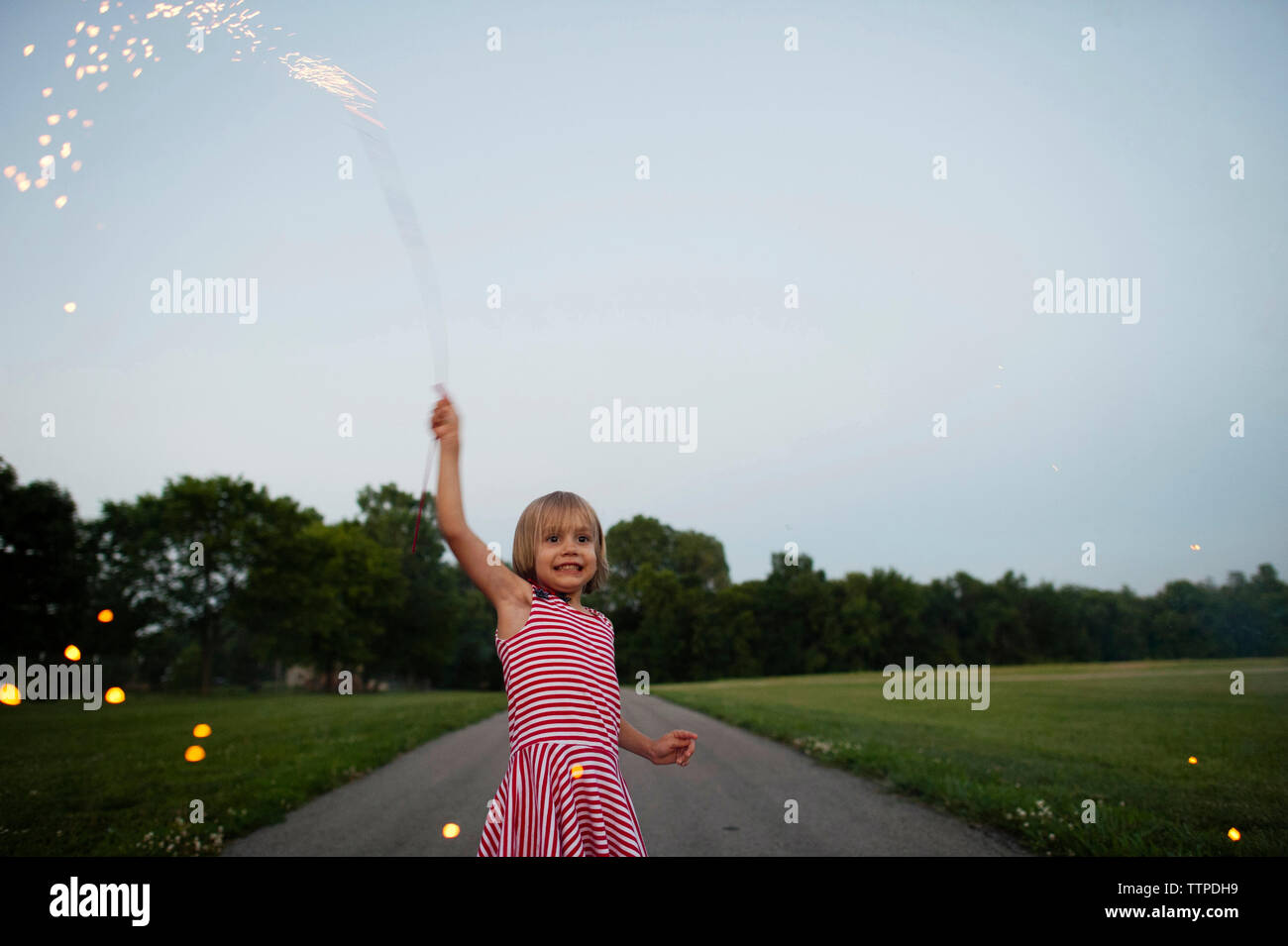 One firework hi-res stock photography and images - Alamy