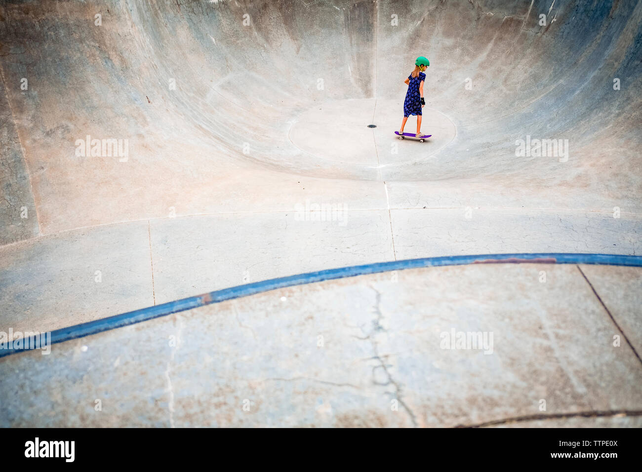 Girl skateboarding ramp hi-res stock photography and images - Alamy