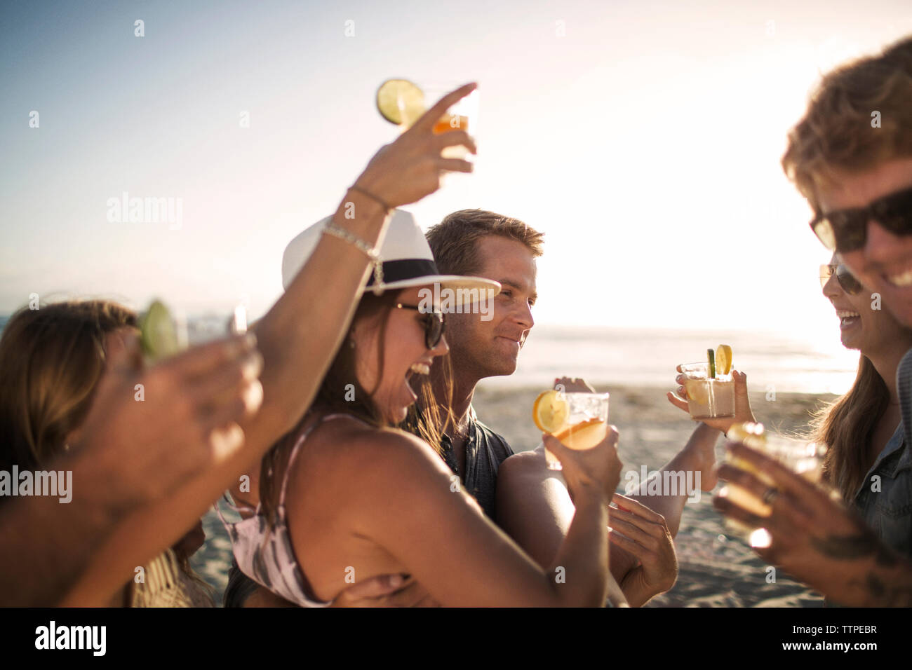 Drinking drinks friends hi-res stock photography and images - Alamy