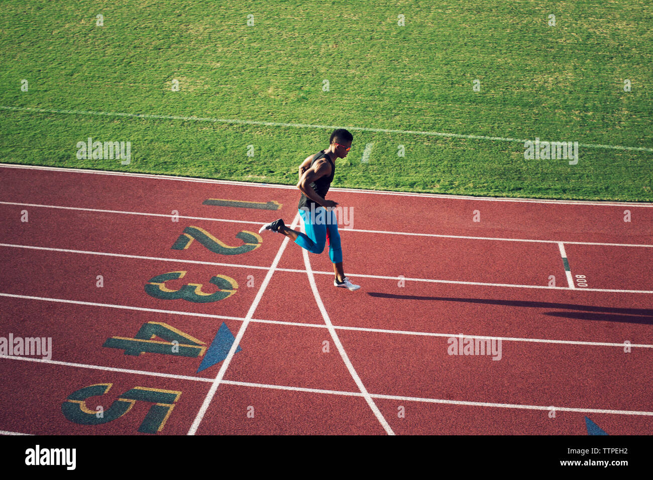 Male athlete crossing finish line hi-res stock photography and images ...