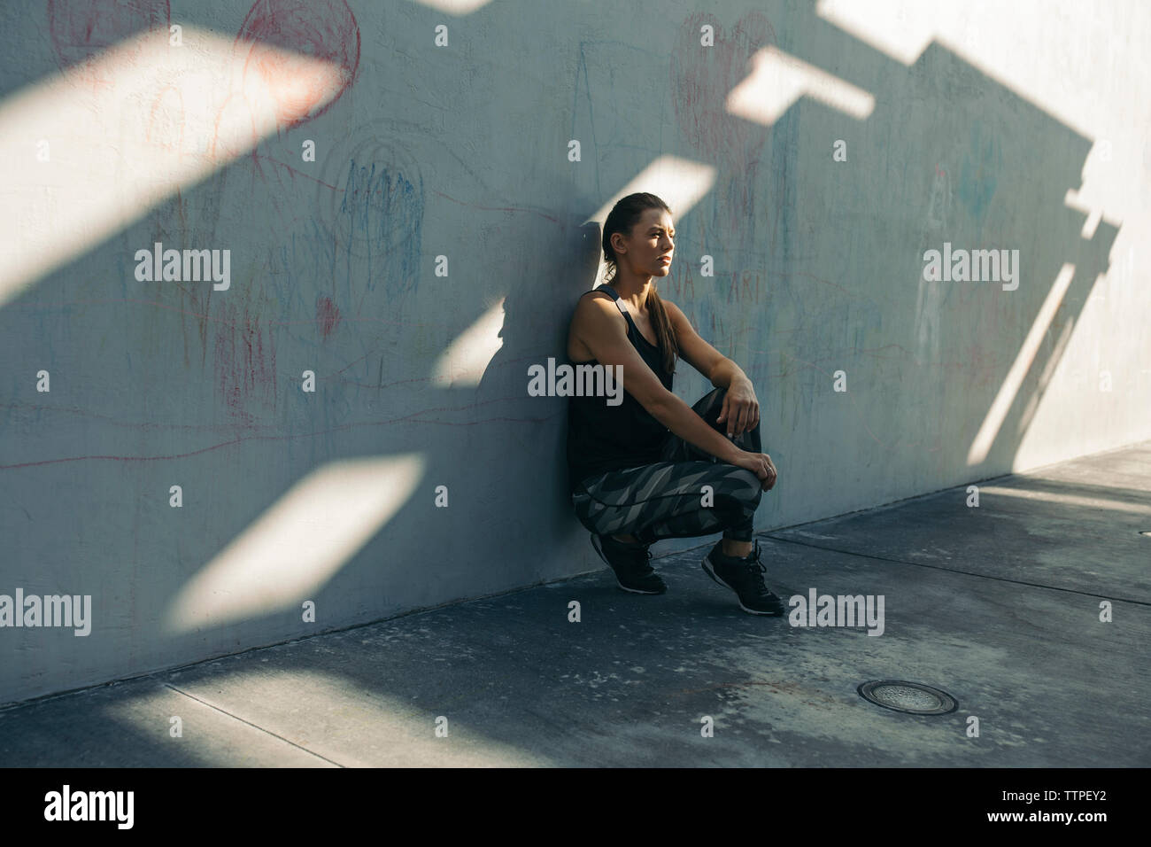 Shadow woman on wall sidewalk hi-res stock photography and images - Alamy